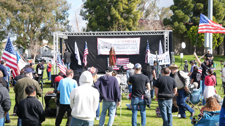Protestan contra la migración indocumentada y las políticas de Joe ...
